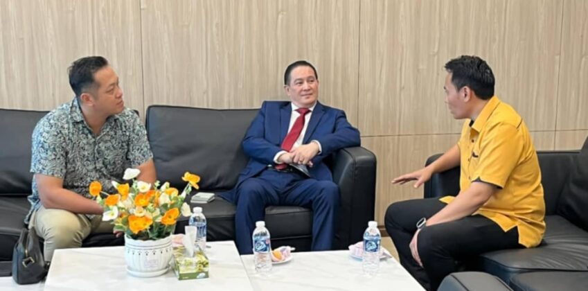 Sawit Kinabalu Group Deputy Chairman Dato’ Victor P. Paut, received a ...